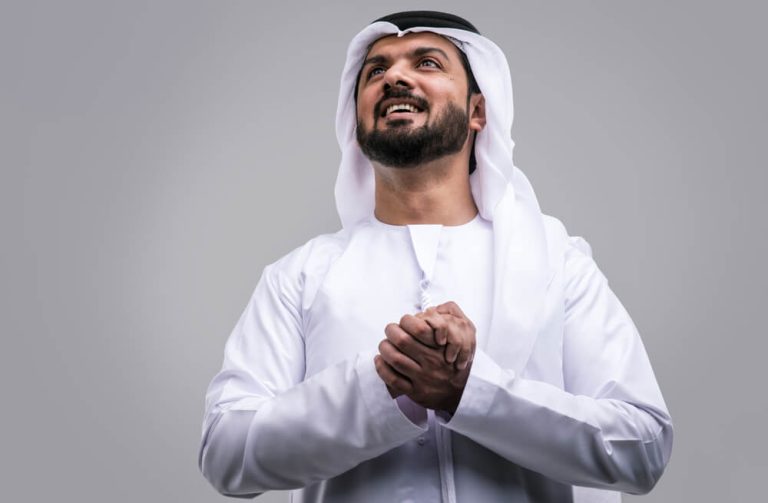 Kandura | The History Behind The Traditional Dress Of Emirati Men